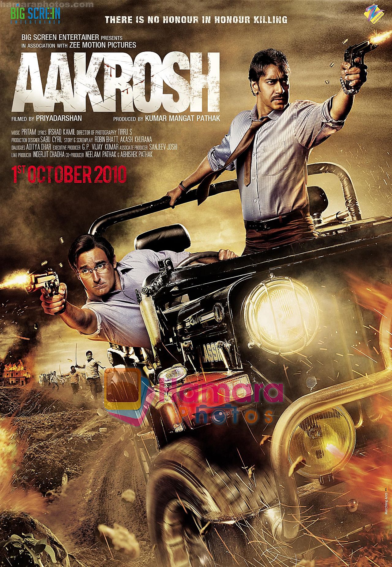 Ajay Devgan, Akshay Khanna in the still from movie Aakrosh / Aakrosh - Bollywood Photos